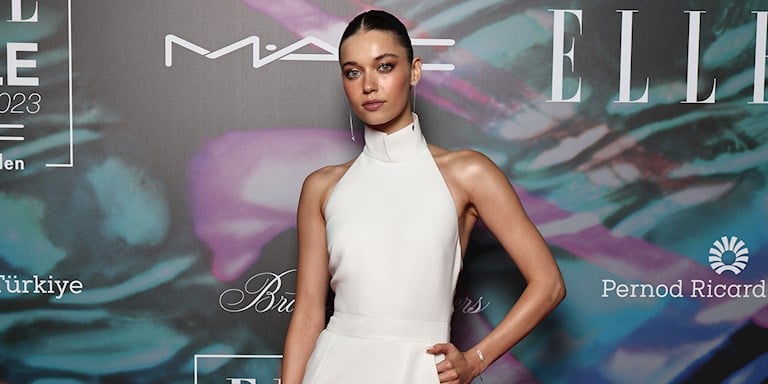 AFRA SARAÇOĞLU'NUN ZARİF KIRMIZI HALI STİLİ